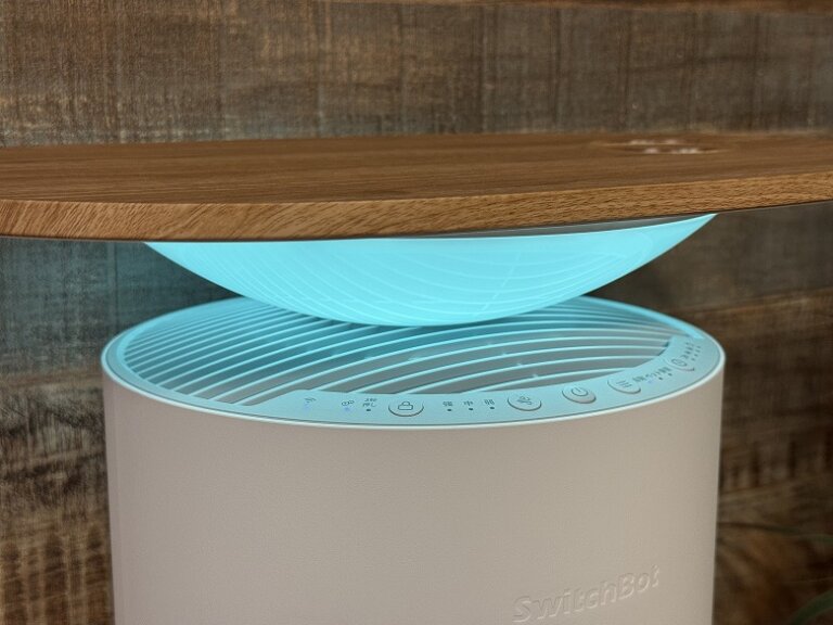 【SwitchBot 空気清浄機Table レビュー】1台4役マルチに活躍！テーブルにワイヤレス充電を搭載し空気質のわかるムードライトがクールなスマート空気清浄機 | ガジェルバ